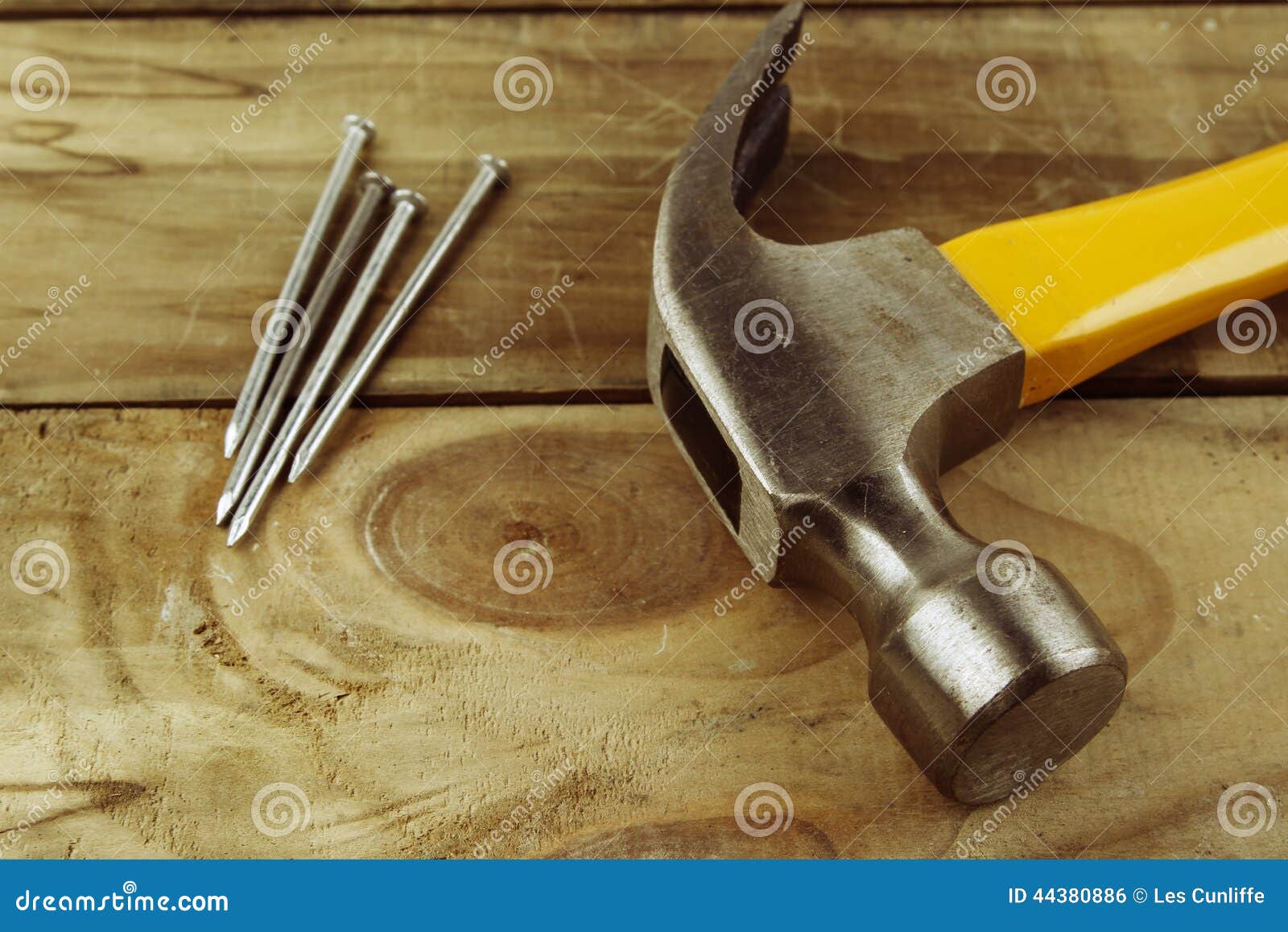 Martillo y clavos foto de archivo. Imagen de elementos - 44380886
