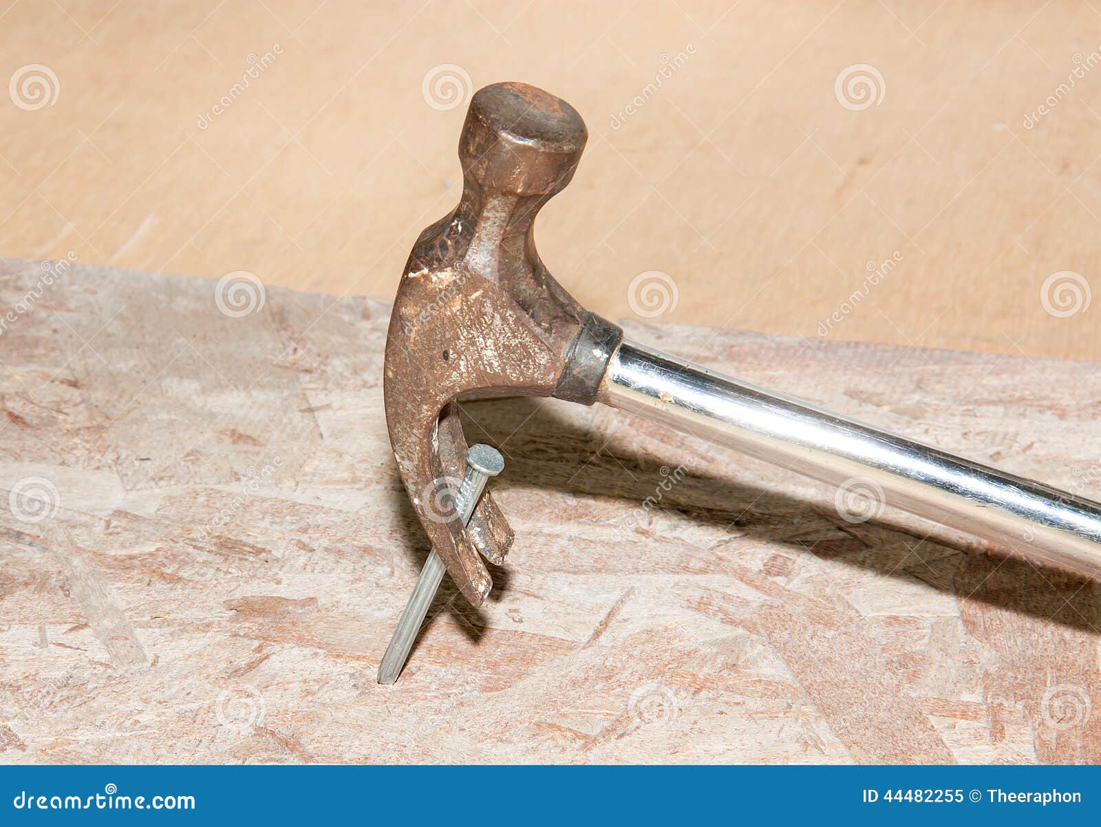 Martillo y clavos imagen de archivo. Imagen de metal - 44482255