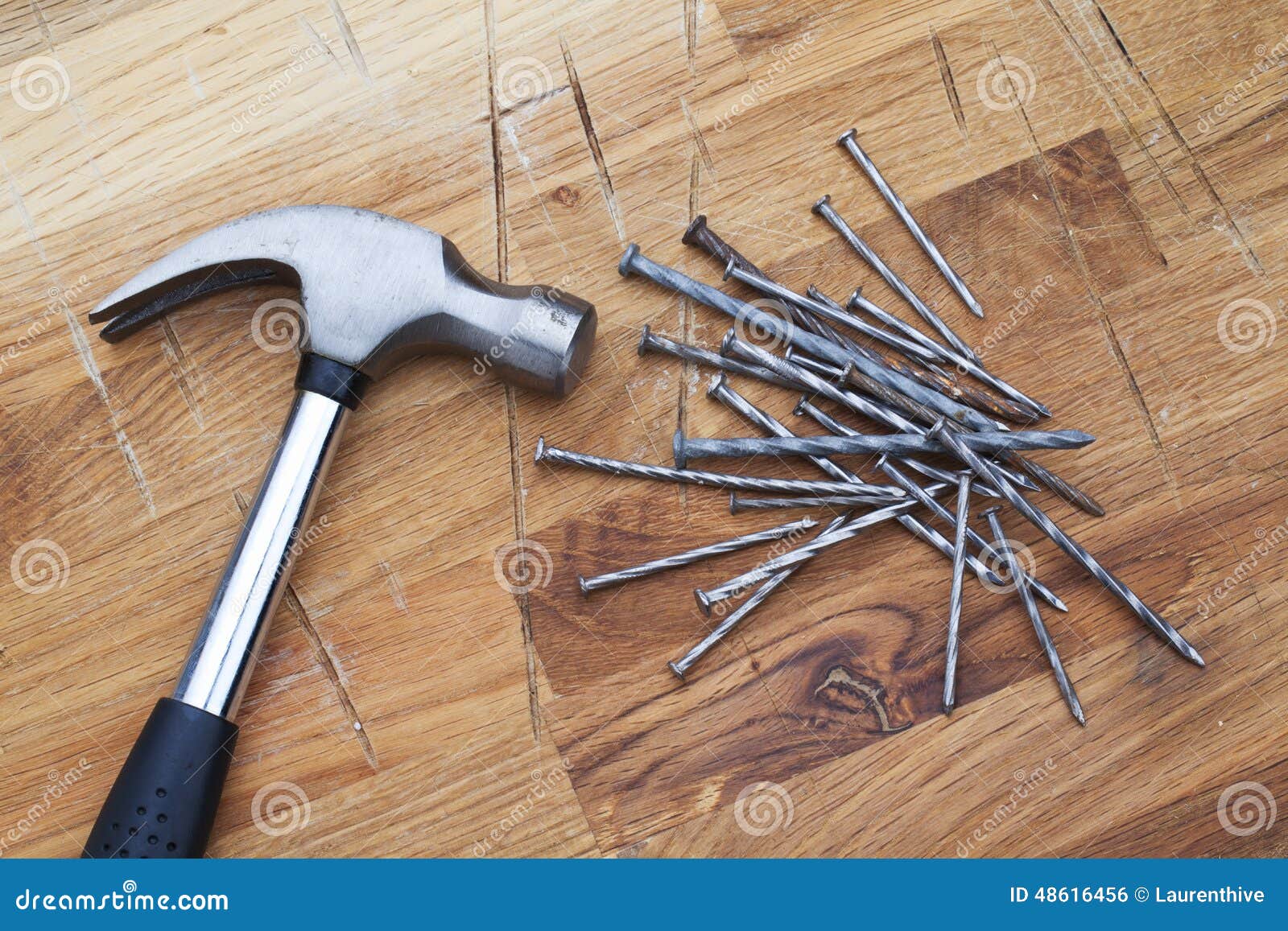 Martillo y clavos foto de archivo. Imagen de vector, industrial - 48616456