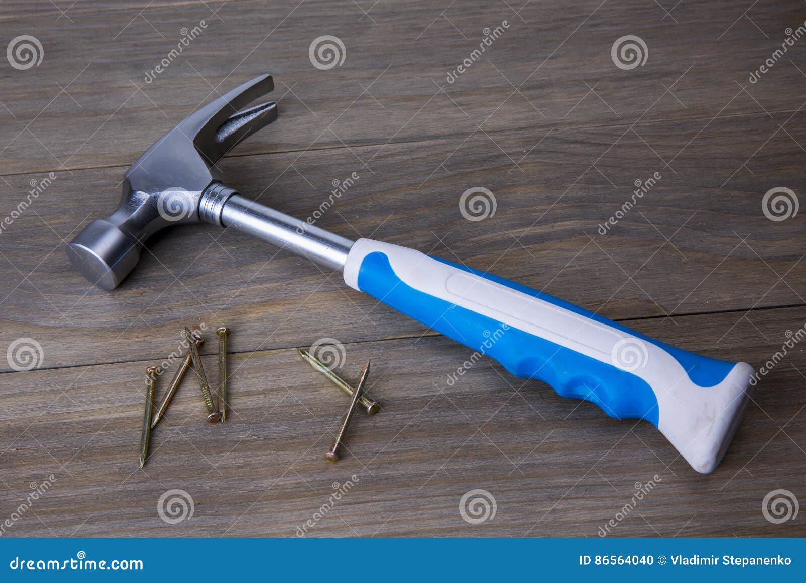 Martillo y clavos foto de archivo. Imagen de apuesto - 86564040