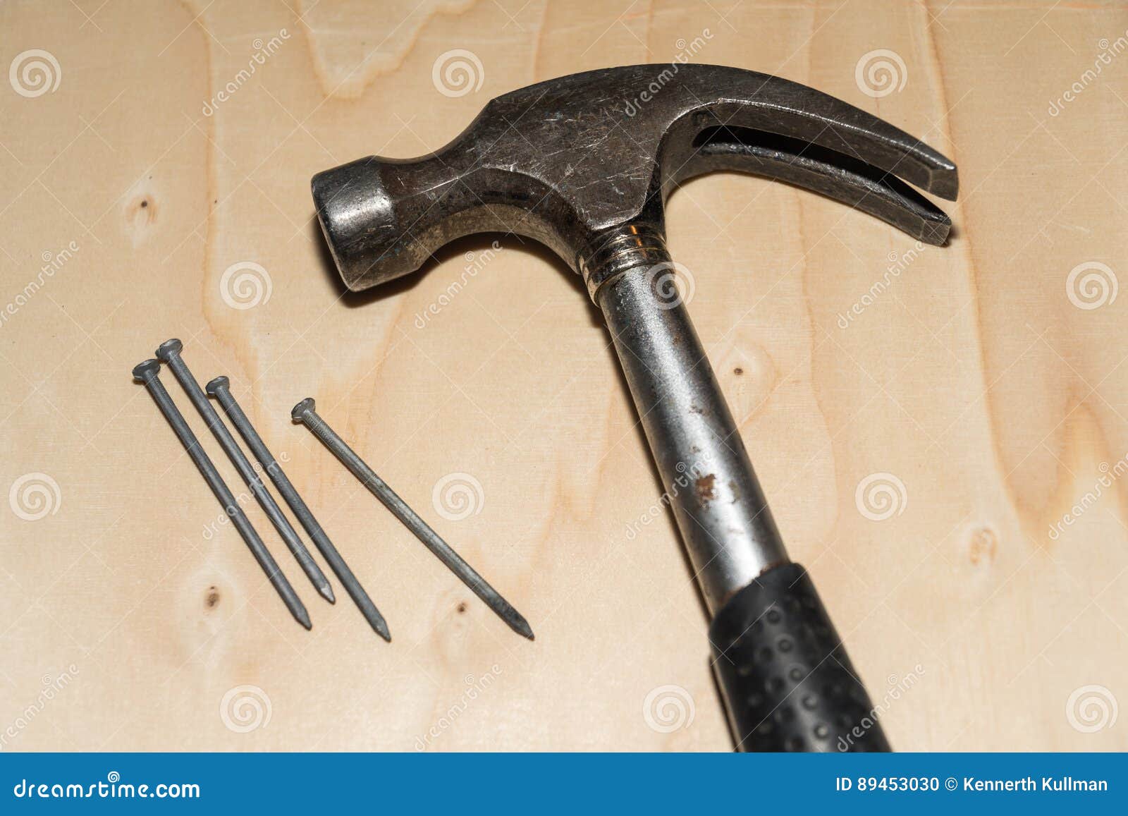 Martillo y clavos foto de archivo. Imagen de cierre, herramientas ...