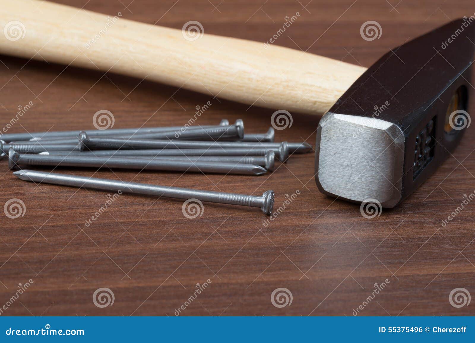 Martillo Y Clavos En La Tabla Foto de archivo - Imagen de vector, nuevo ...