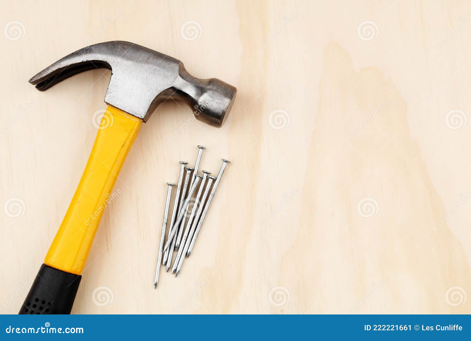 Martillo y clavos imagen de archivo. Imagen de cotejo - 222221661