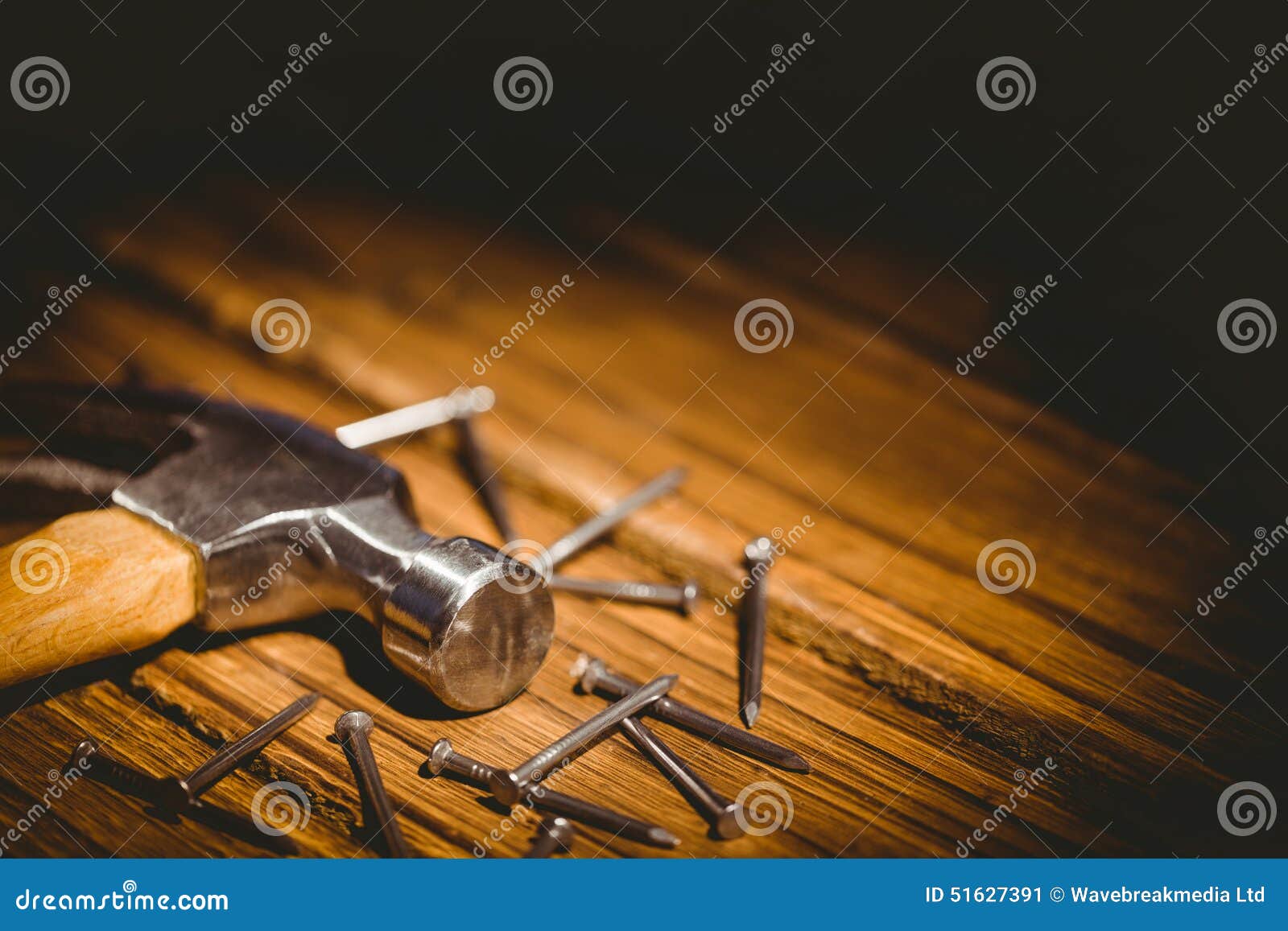 Martillo Y Clavos Presentados En La Tabla Imagen de archivo - Imagen de ...