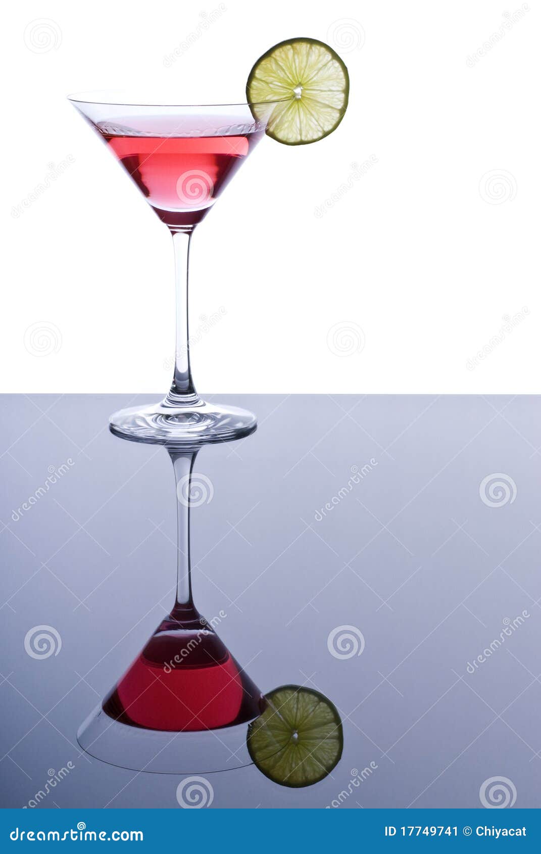 Martini Cor-de-rosa Com Uma Fatia De Cal Imagem de Stock - Imagem de ...