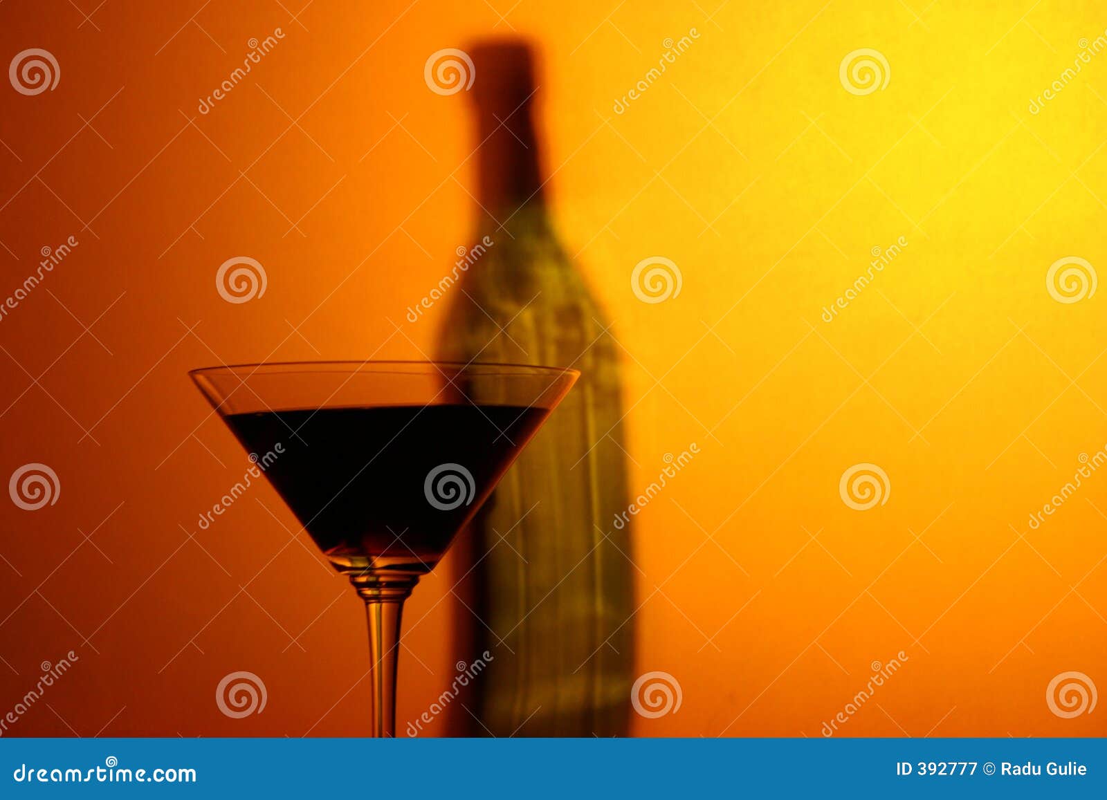 Martini y botella imagen de archivo. Imagen de bebida, barra - 392777