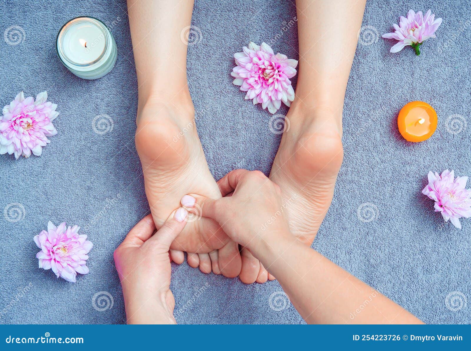 Masaje De Pies En La Sala De Masajes Manos Femeninas Masajeando Los Pies De Las Mujeres Foto