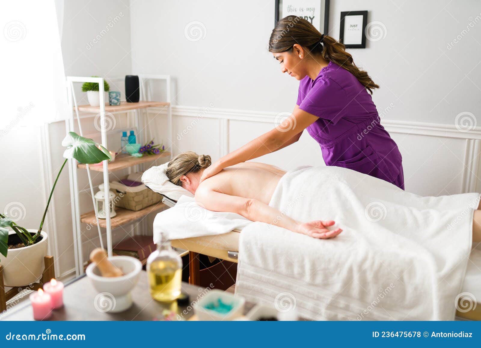 Masajista Femenina Dando Un Masaje Foto De Archivo Imagen De Facial