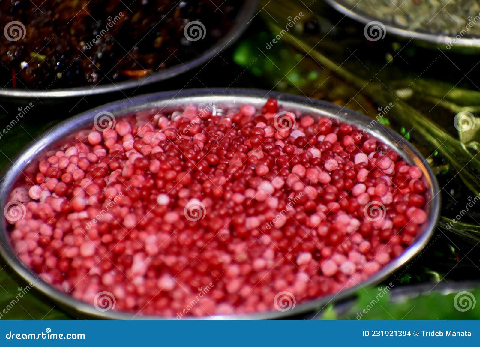 Masala in roter Pfanne stockfoto. Bild von wanne, farbe - 231921394
