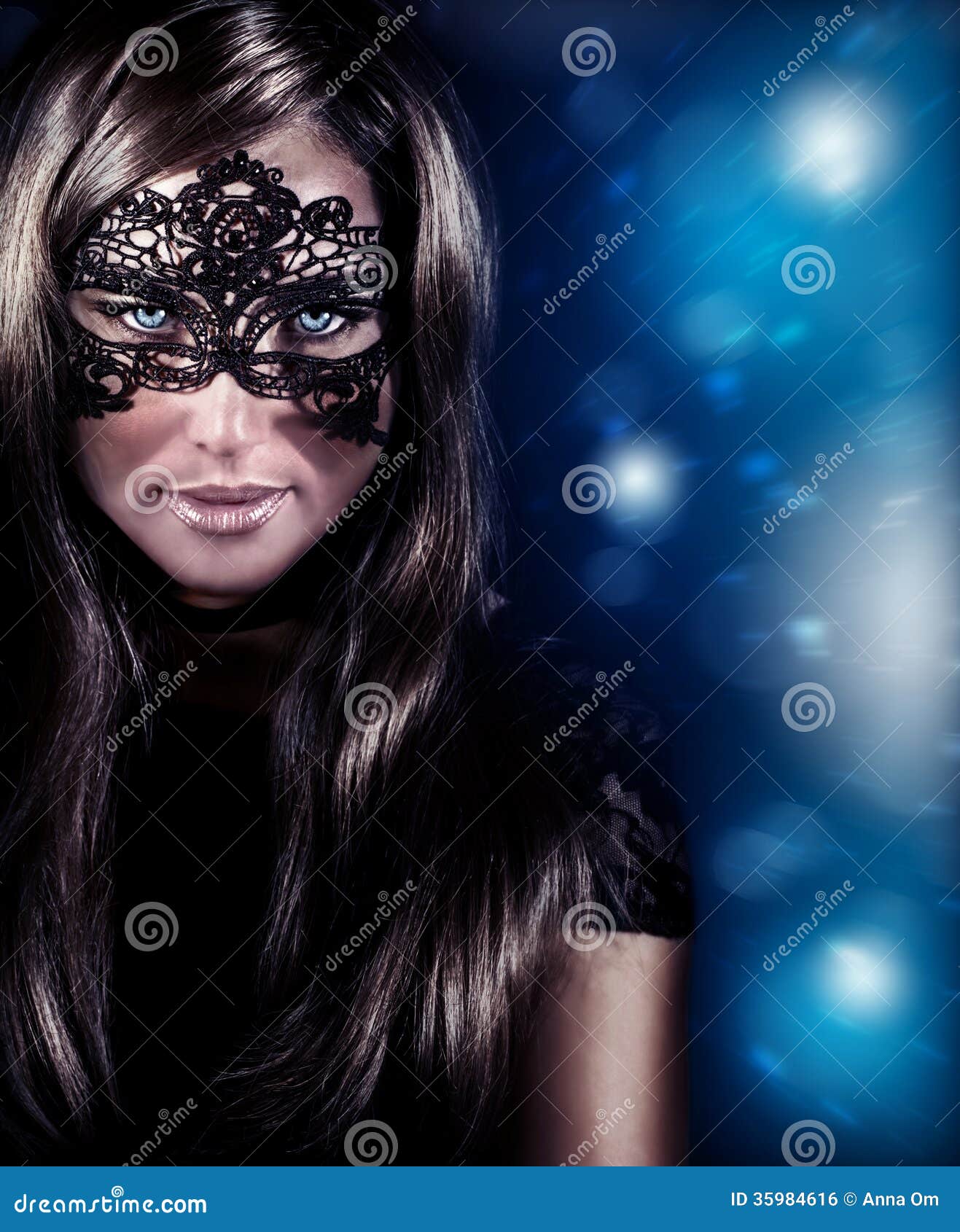 Maschera D'uso Della Bella Donna Fotografia Stock - Immagine di ...