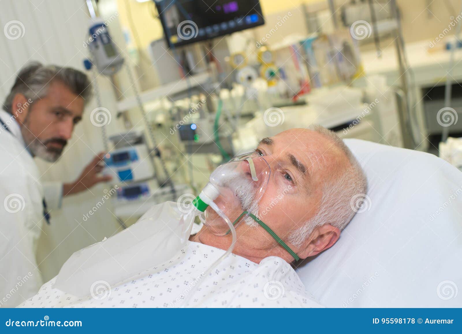 Maschera Di Ossigeno D'uso Paziente Fotografia Stock - Immagine di inalazione, emergenza: 95598178