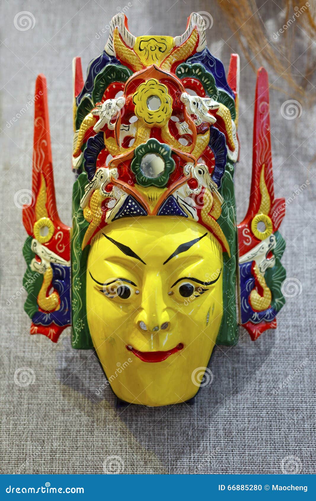 Maschera Gialla Del Dio Dell'Asia Fotografia Stock - Immagine di ...