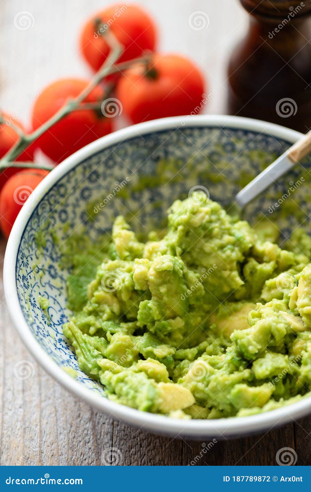 Mashed avocado in bowl stock photo. Image of meal, parsley - 187789872