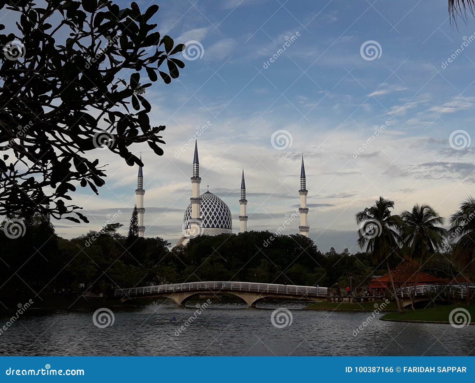 Masjid Sultan Salahuddin Abdul Aziz Shah Photo stock - Image of ...