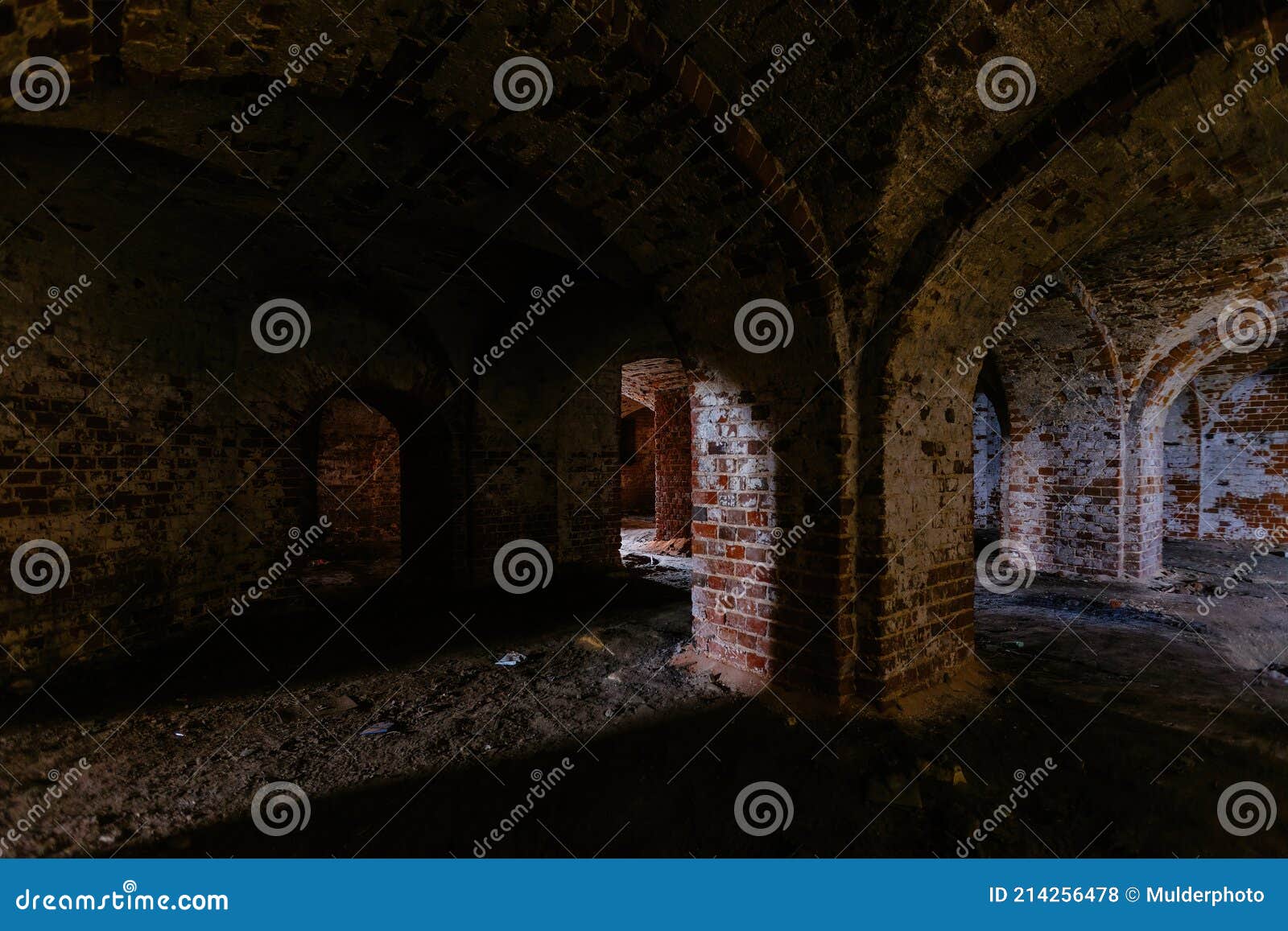 Masmorra Vermelha Escura E Arrepiante Foto de Stock - Imagem de ...