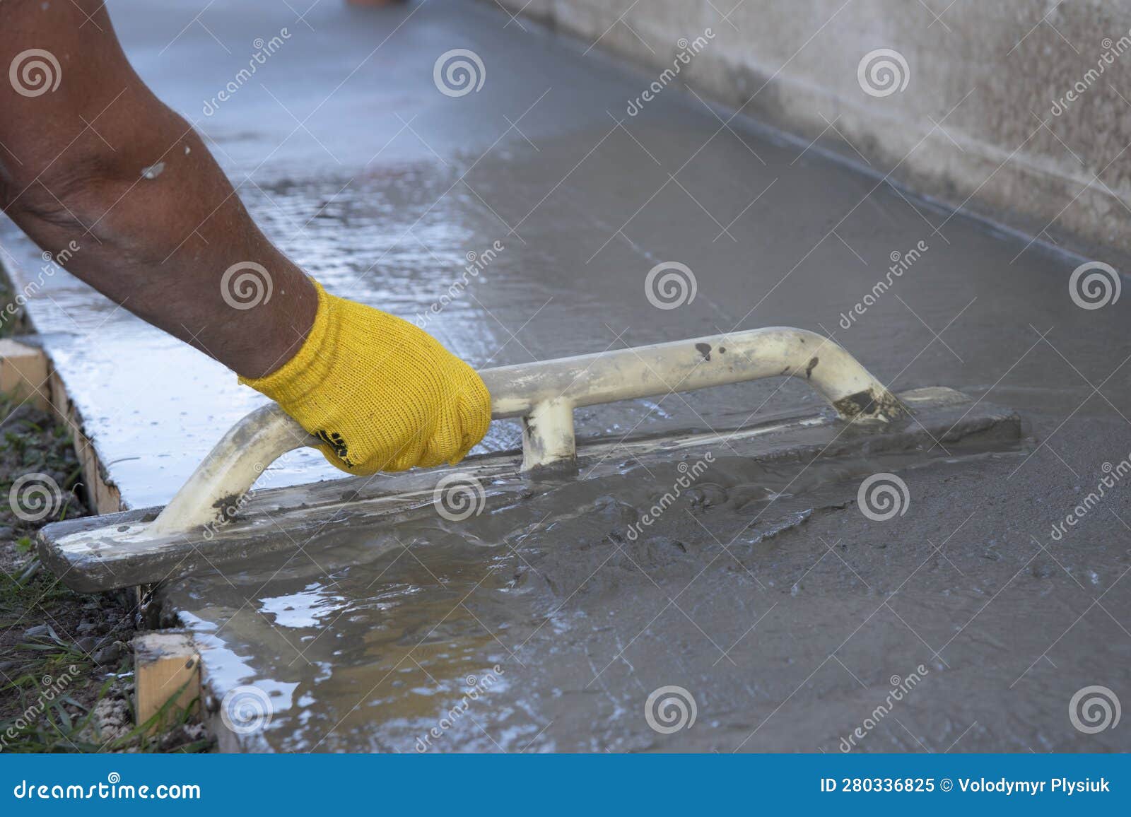Mason Leveling and Screeding Concrete Floor Base Stock Image - Image of ... Mason Leveling and Screeding Concrete Floor Base Stock Image - Image of ...