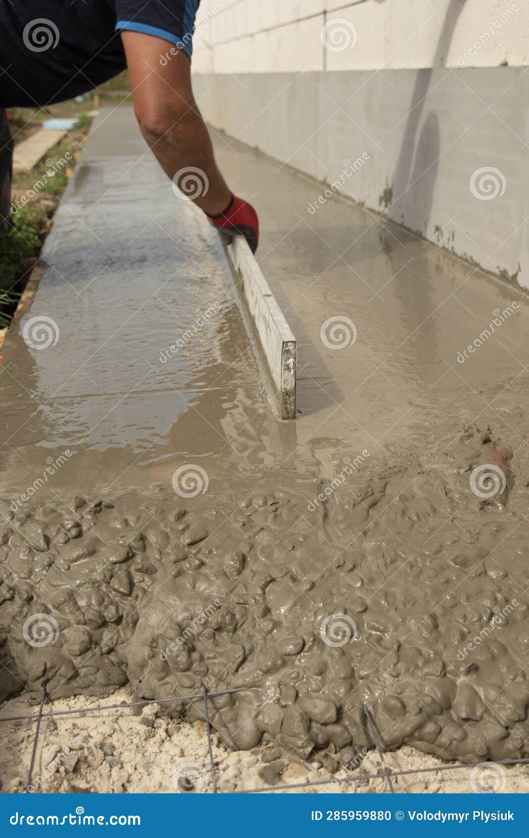 Mason Leveling and Screeding Concrete Floor Base Stock Photo - Image of ... Mason Leveling and Screeding Concrete Floor Base Stock Photo - Image of ...