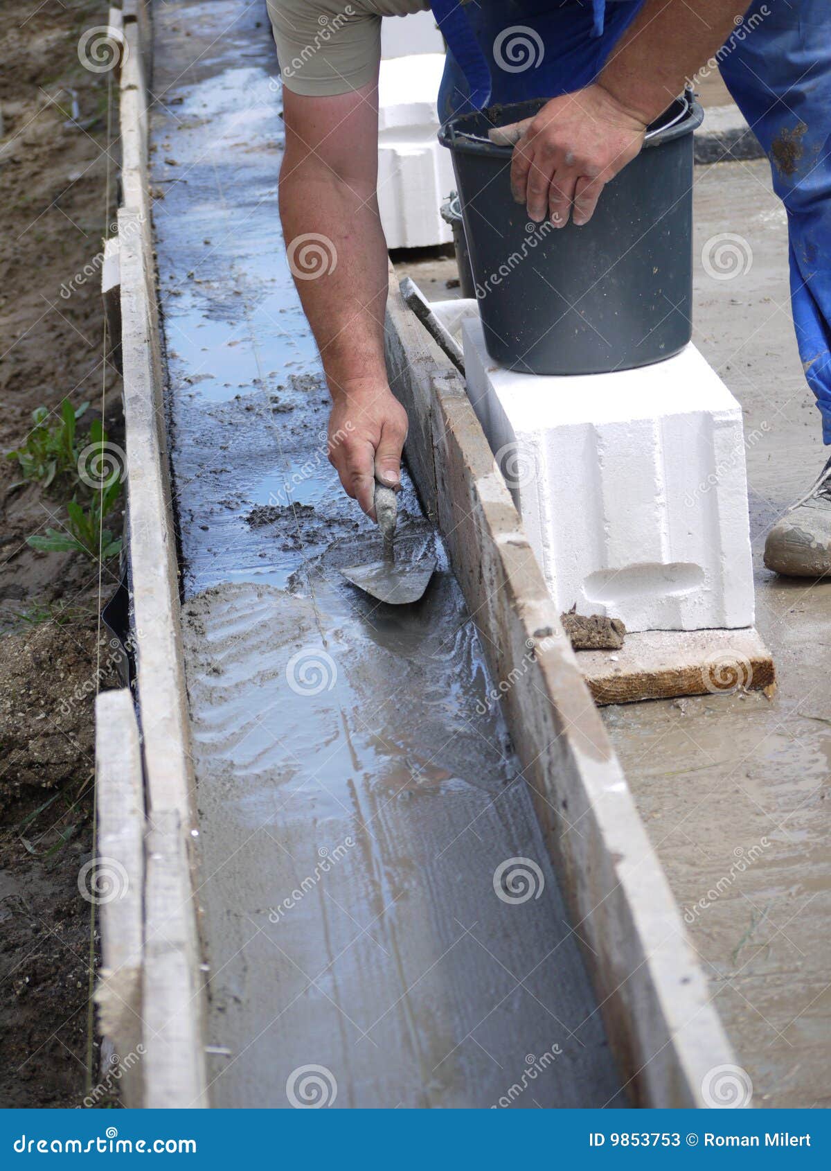 Mason at work stock image. Image of filling, trowel, material - 9853753