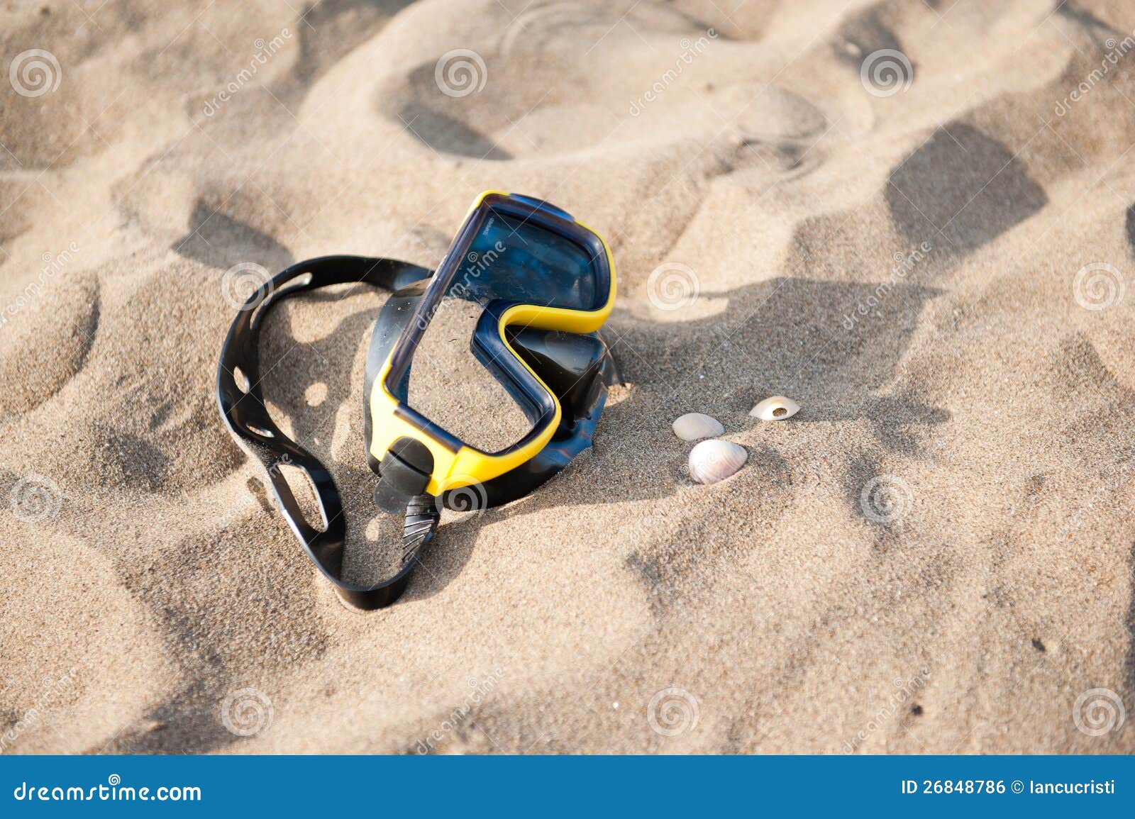 Masque Jaune De Natation Sur La Plage De Mer Photo stock - Image du fond, scaphandre: 26848786
