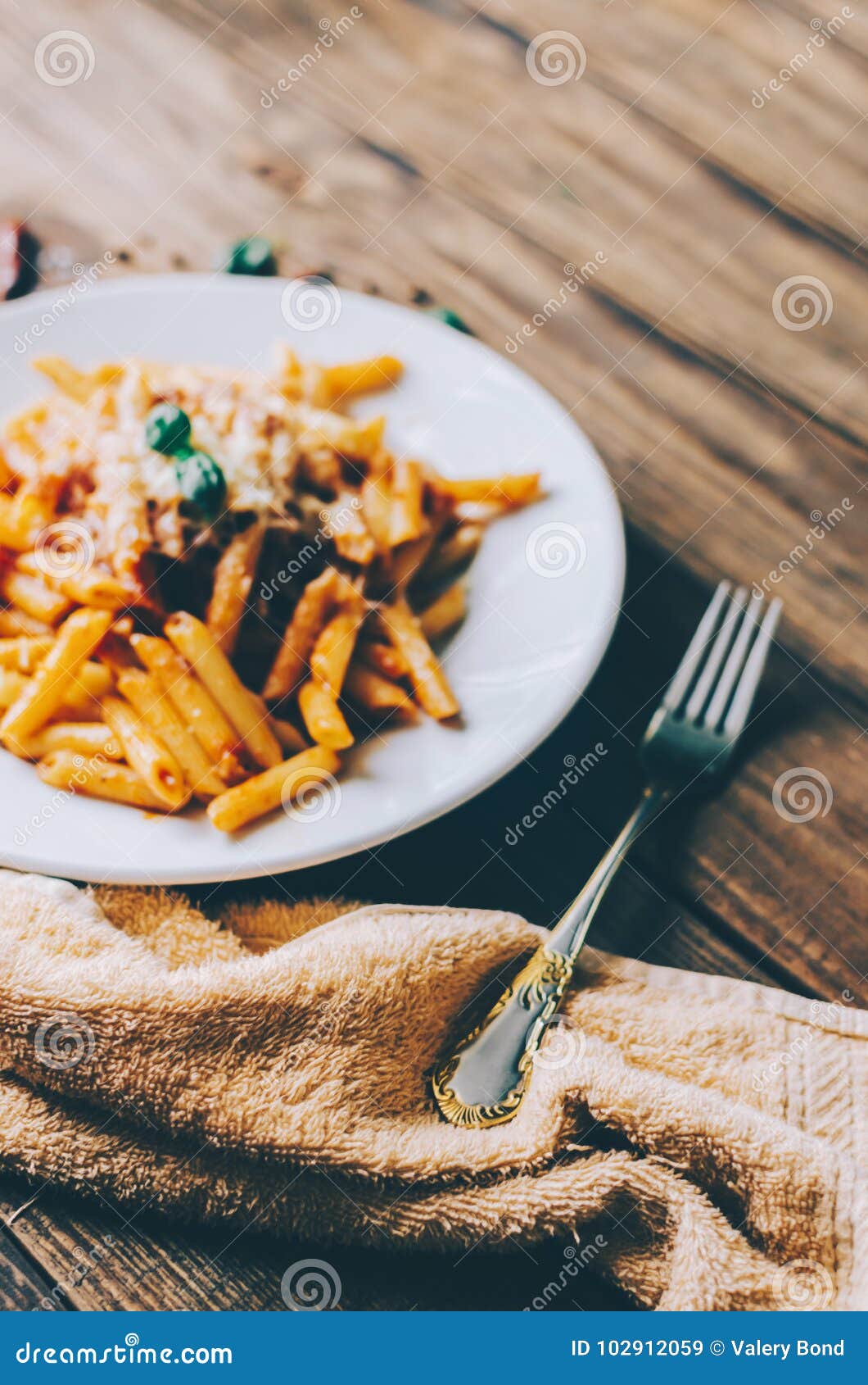 Massa com molho de tomate imagem de stock. Imagem de vermelho - 102912059