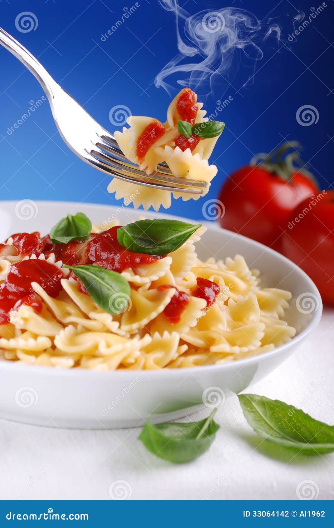 Massa com molho de tomate foto de stock. Imagem de coma - 33064142