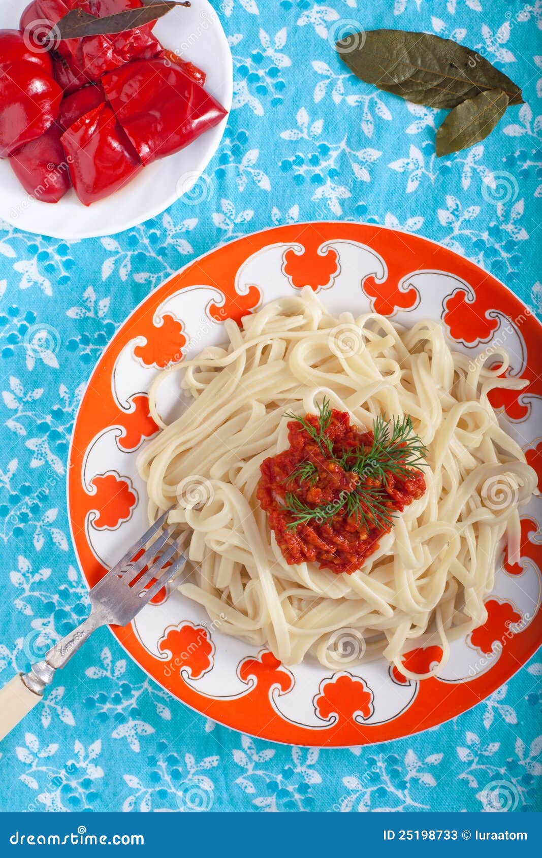 Massa com tomate imagem de stock. Imagem de metal, azul - 25198733