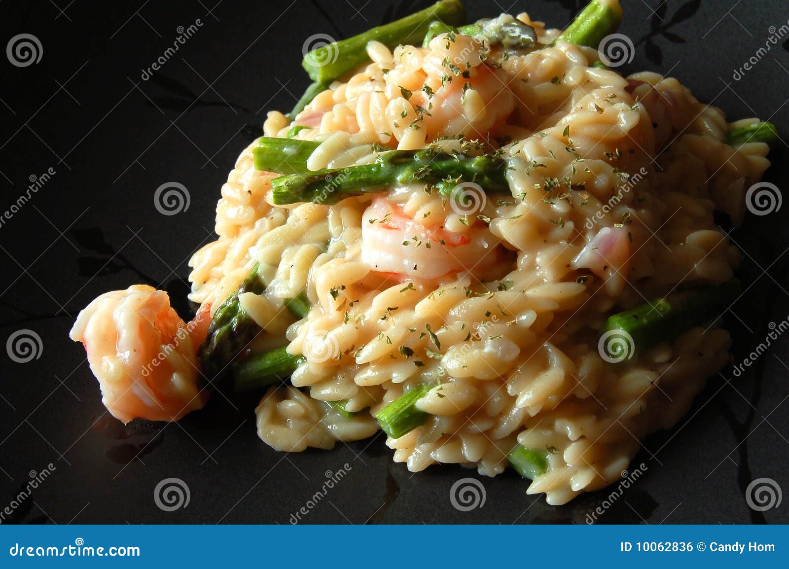 Massa de Orzo com marisco foto de stock. Imagem de espargos - 10062836