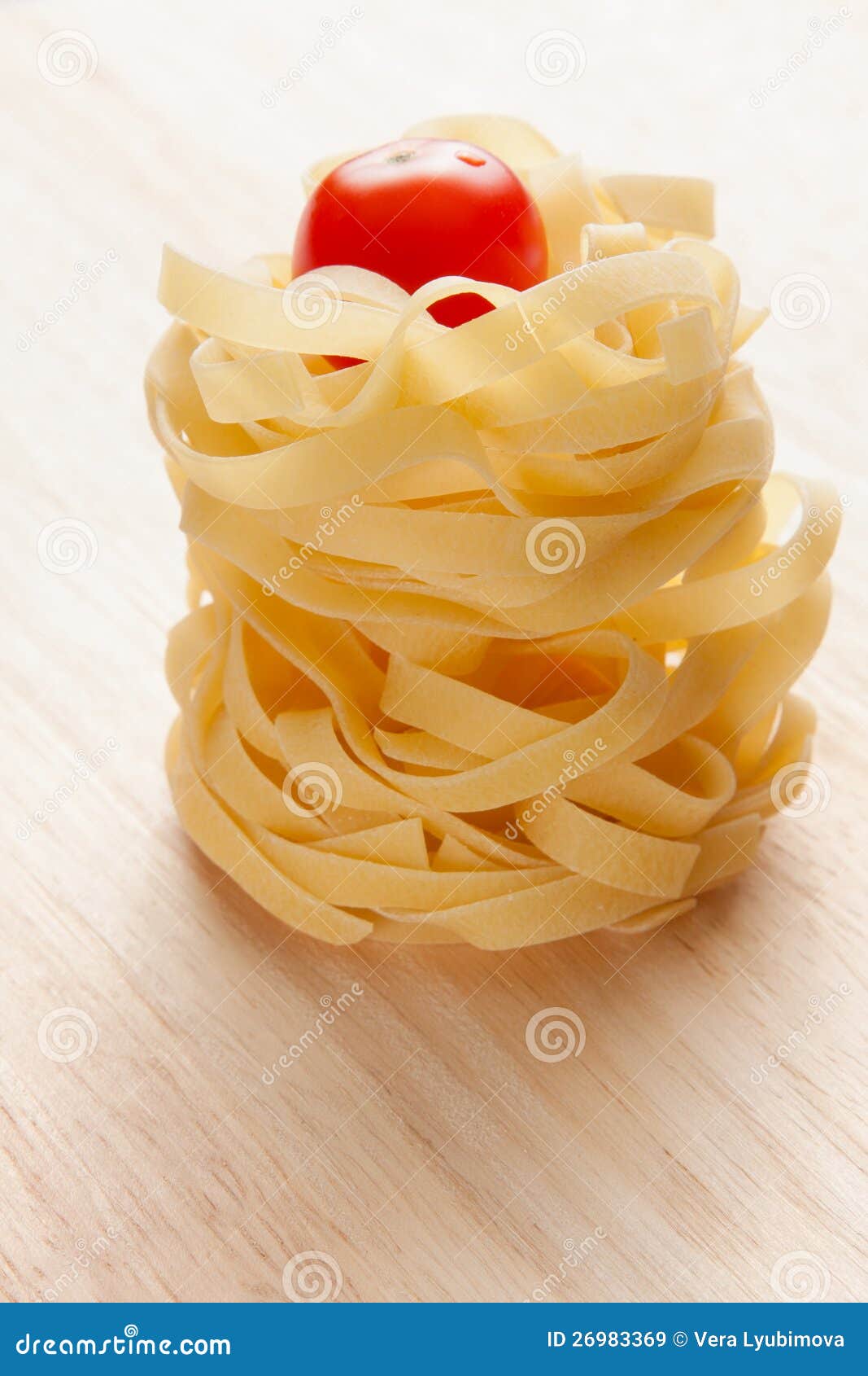 Massa e tomate italianos imagem de stock. Imagem de alimento - 26983369