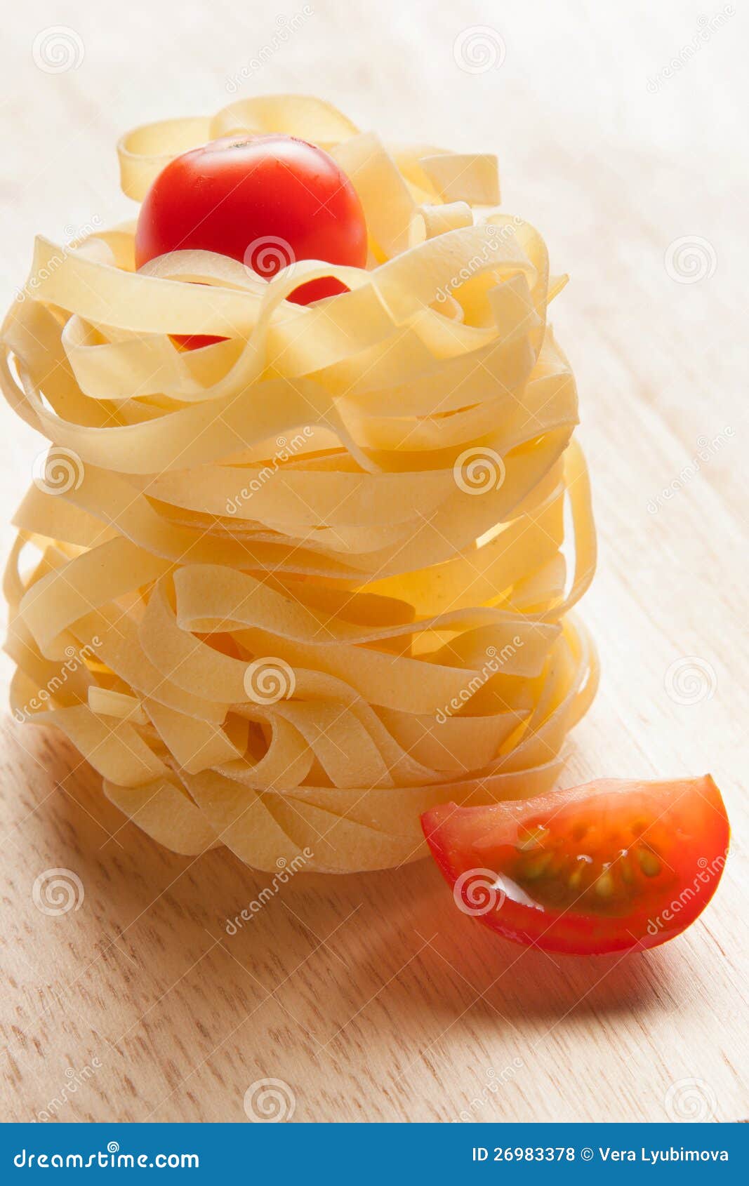 Massa e tomate italianos foto de stock. Imagem de mediterrâneo - 26983378