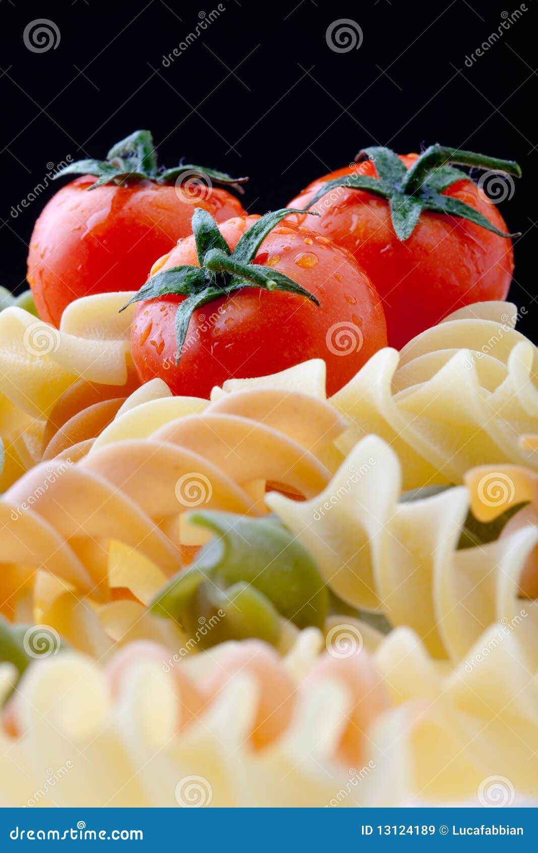 Massa e tomates imagem de stock. Imagem de receita, preto - 13124189