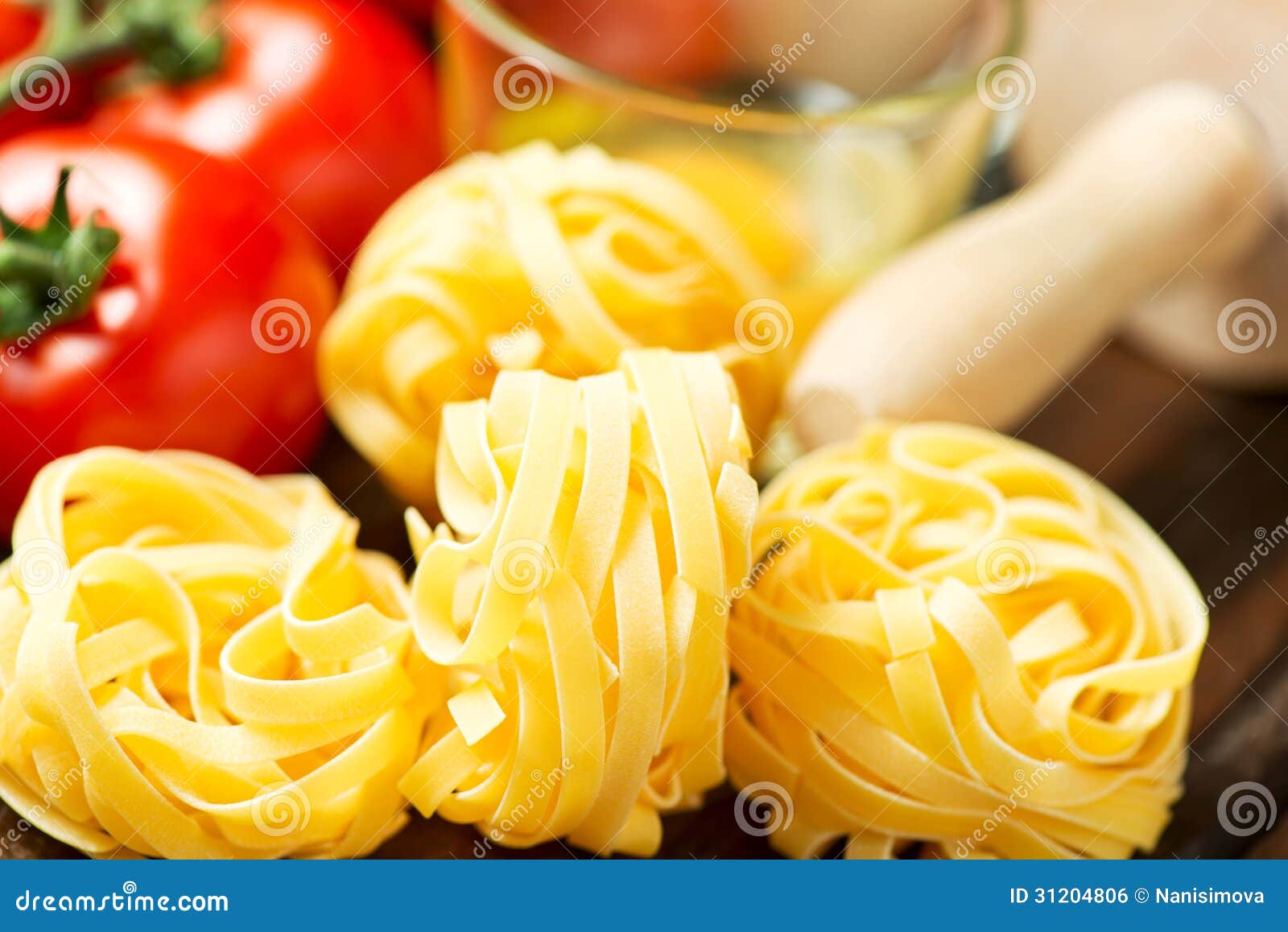 Massa Pronta Para Cozinhar Na Tabela Foto de Stock - Imagem de ...