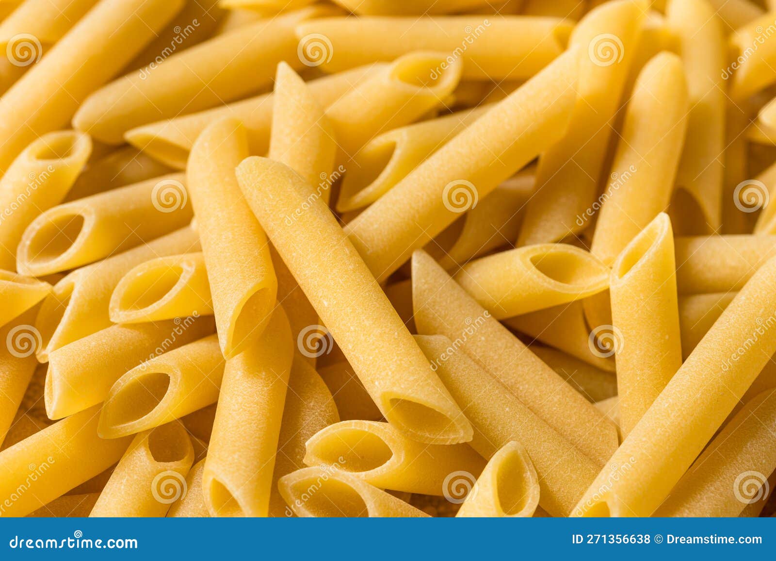 Massa Seca E Crua De Estaccioli Penne Lisne Foto de Stock - Imagem de ...
