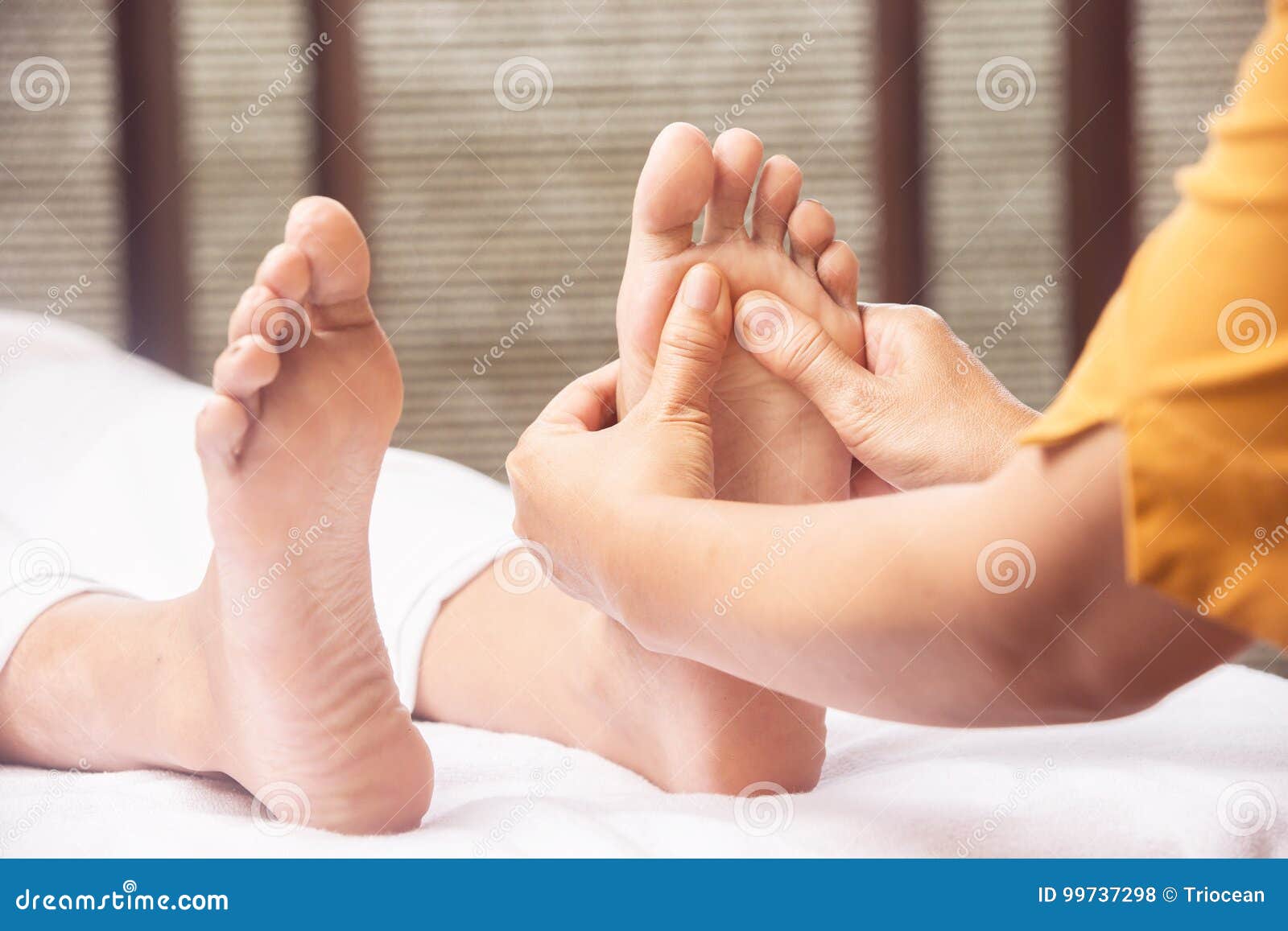 Massage De Pied Dans La Station Thermale Centar Photo Stock Image Du