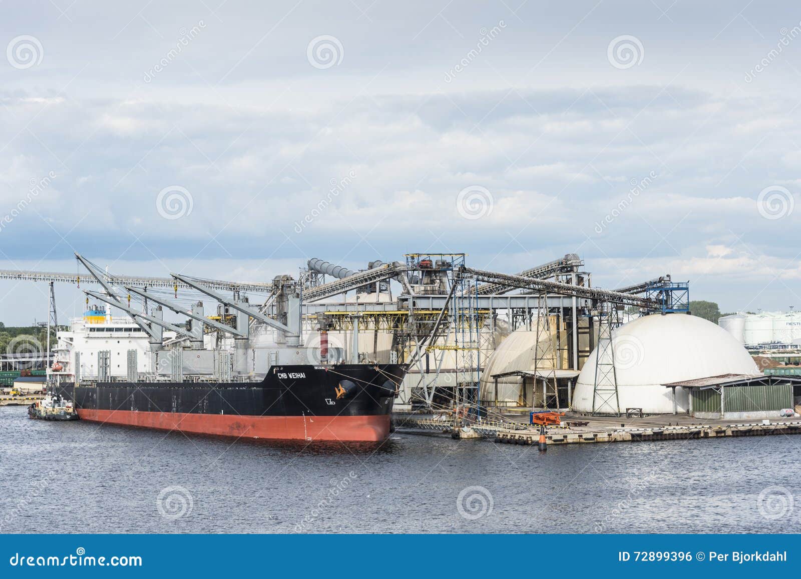 Massengutschiff, Das Riga-Hafen Entlädt Redaktionelles Foto - Bild von ...