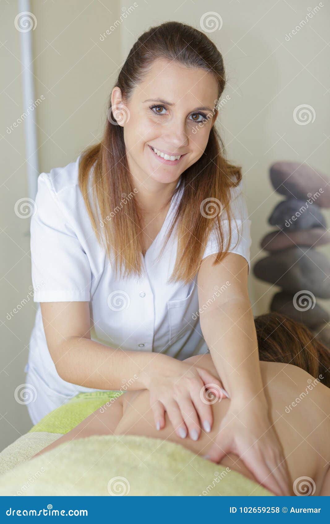 Masseuse De Portrait Massant Les Clients Féminins De Retour Photo Stock