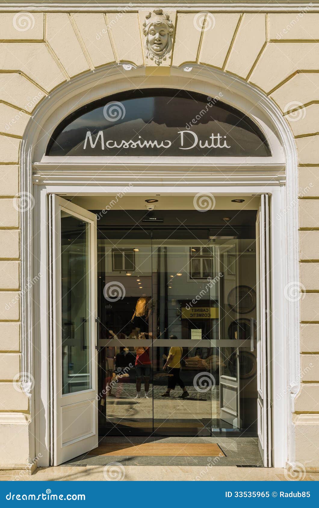 Massimo Dutti Store immagine editoriale. Immagine di mercato - 33535965