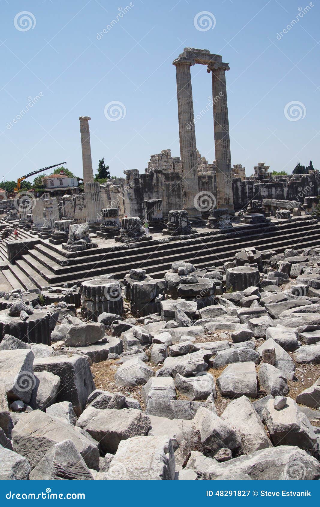 Massive stone columns editorial photography. Image of archaeology ...
