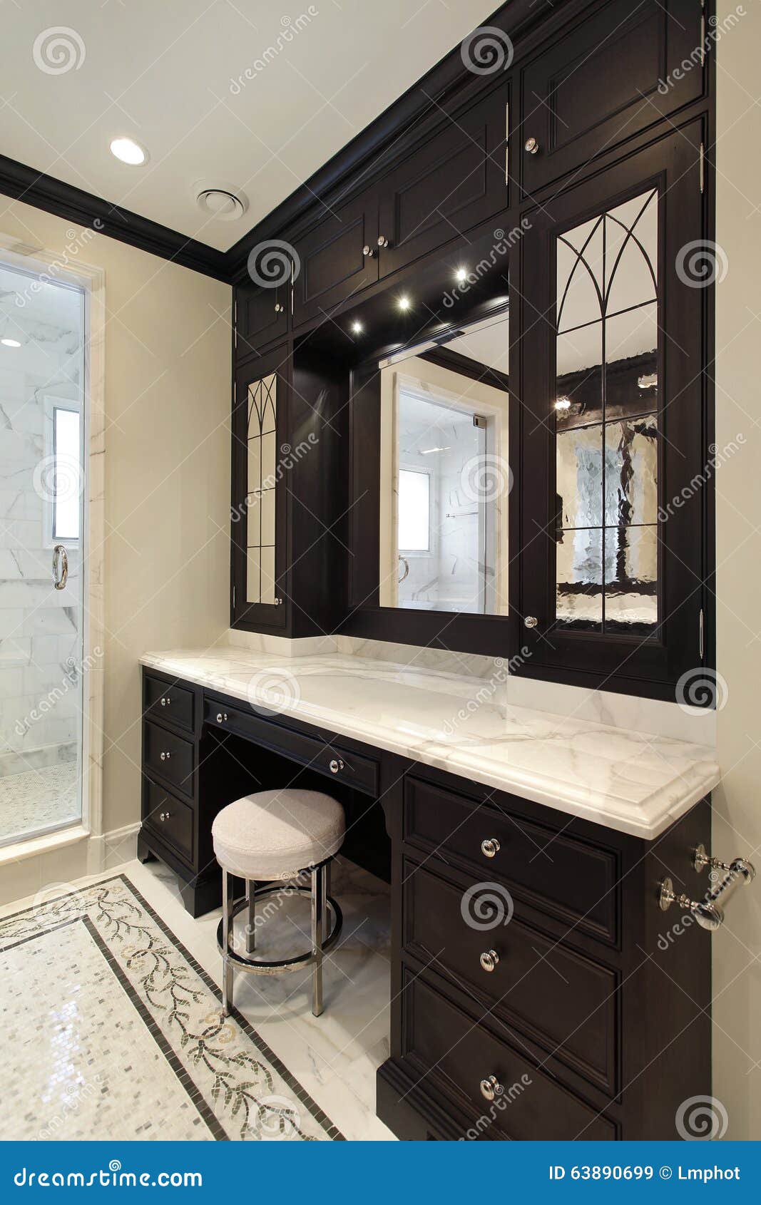 Master-Bad Mit Schwarzem Cabinetry Stockbild - Bild von vororte, luxus ...