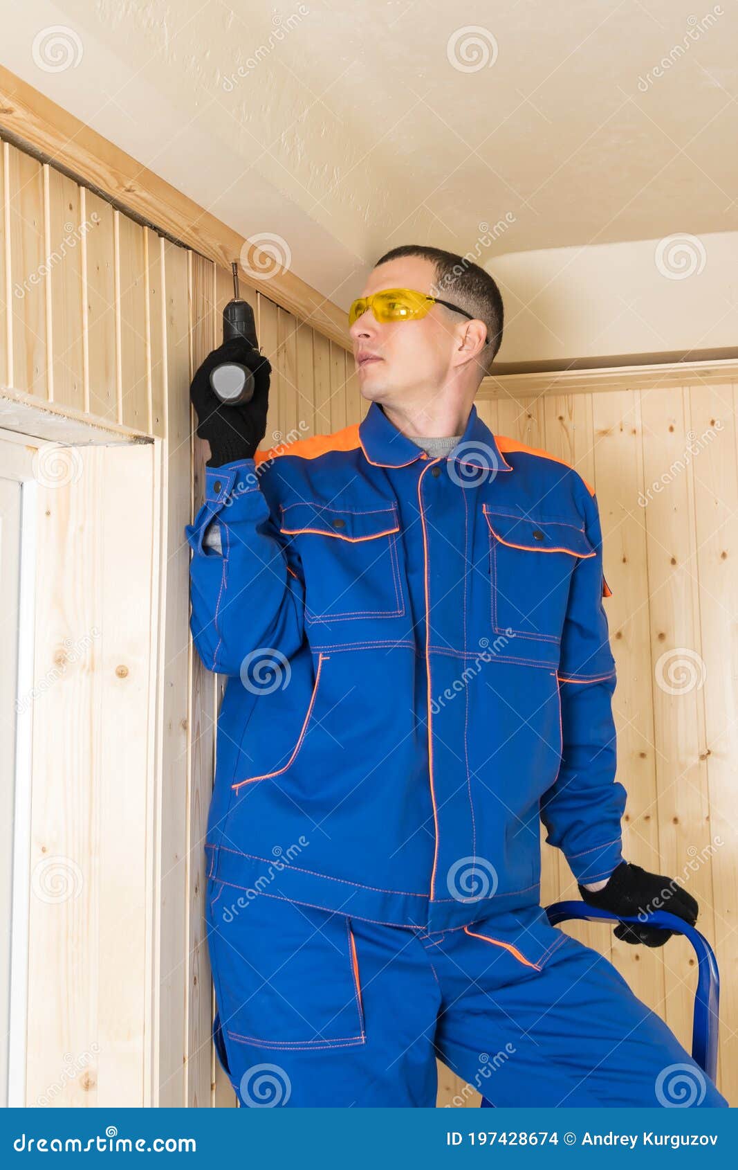 Master in Blue Special Clothes the Beam for Boards with a Screwdriver ...