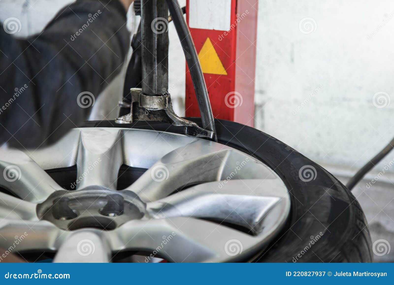 The Master Changes the Wheel Stock Image - Image of wheel, tire: 220827937