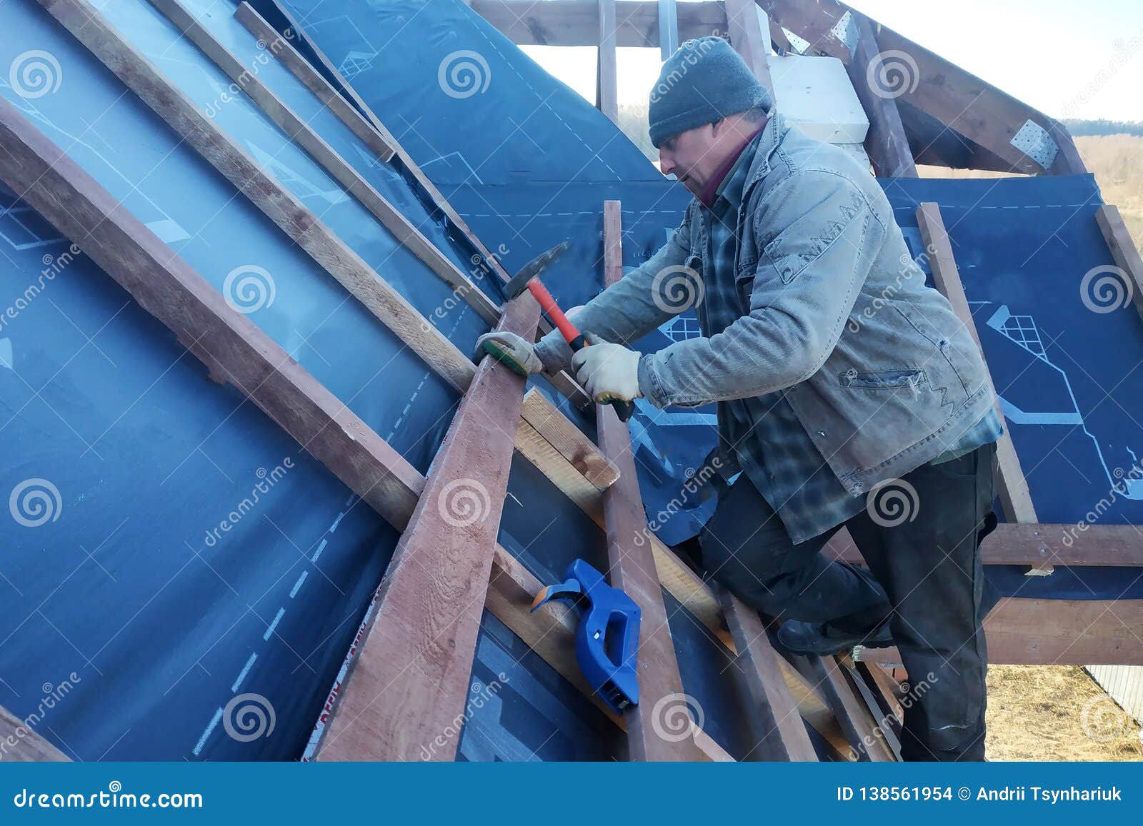 The Master Clogs the Nail into a Beam, Fixing this Gidrorizer To the ...