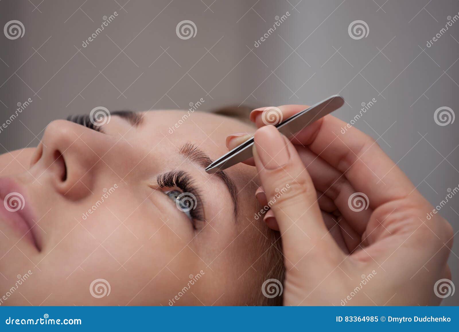 Master Makeup Corrects, And Gives Shape To Pull Out With Forceps ...