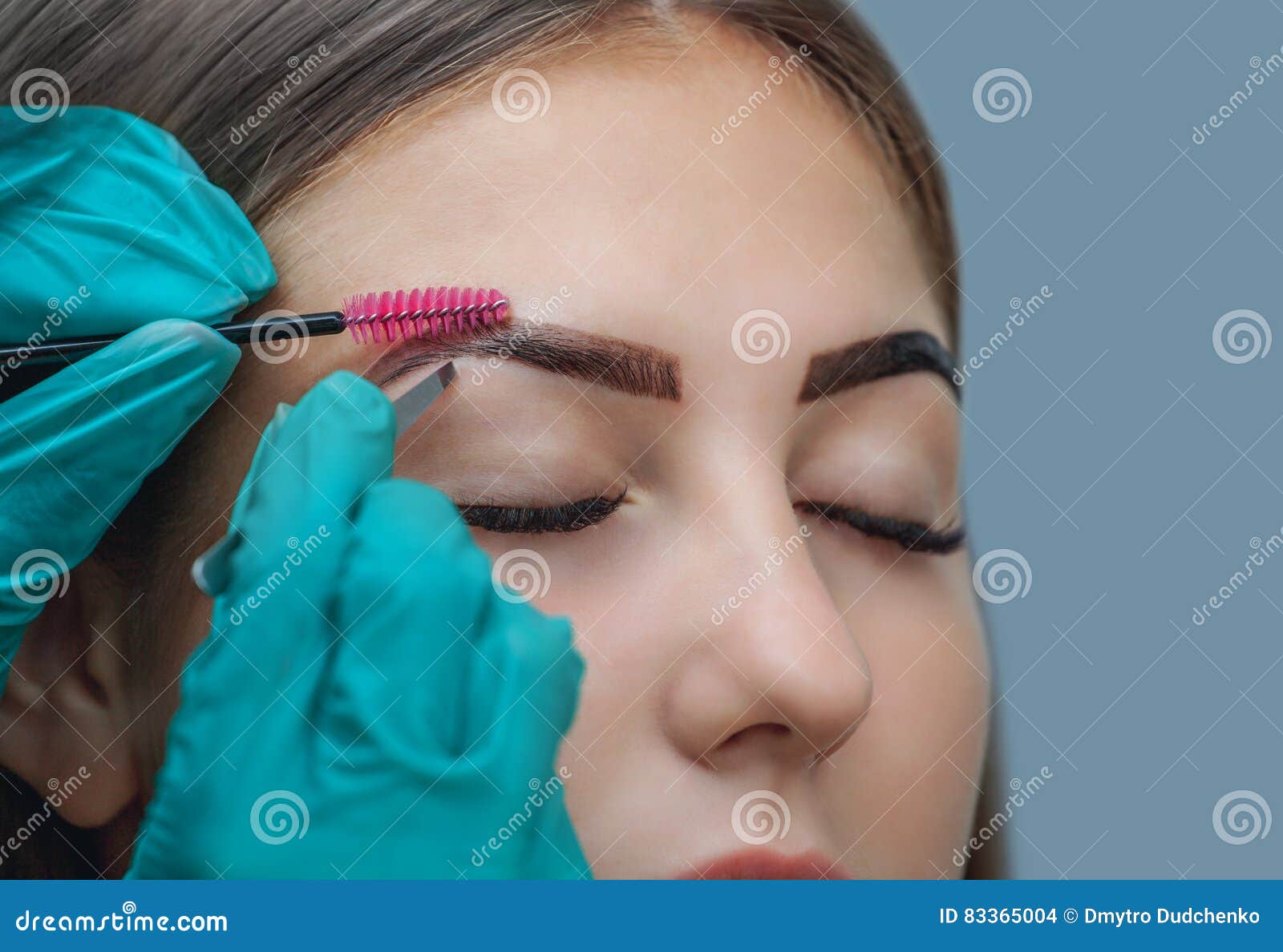 Master Makeup Corrects, And Gives Shape To Pull Out With Forceps ...