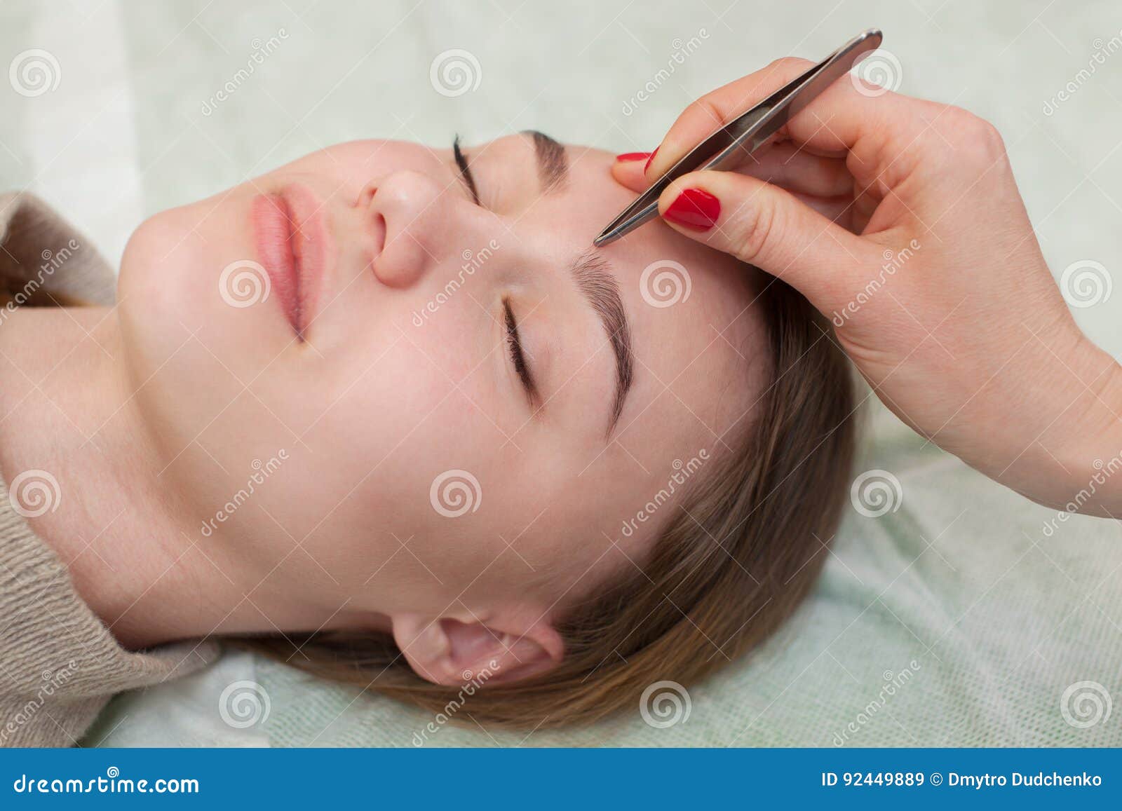 Master Makeup Corrects, And Gives Shape To Pull Out With Forceps ...