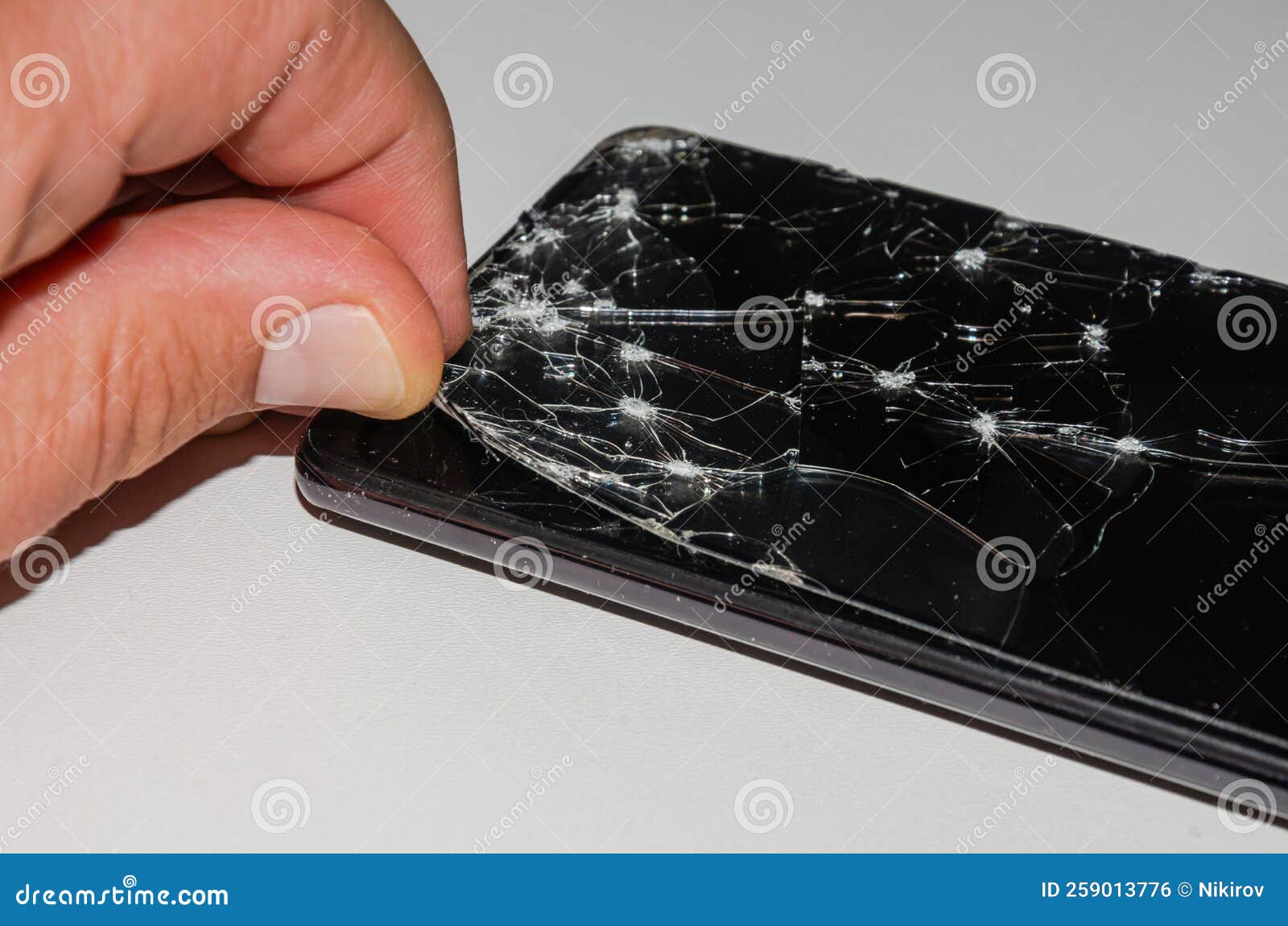 The Master in the Service Center Changes the Broken Glass of the Screen ...