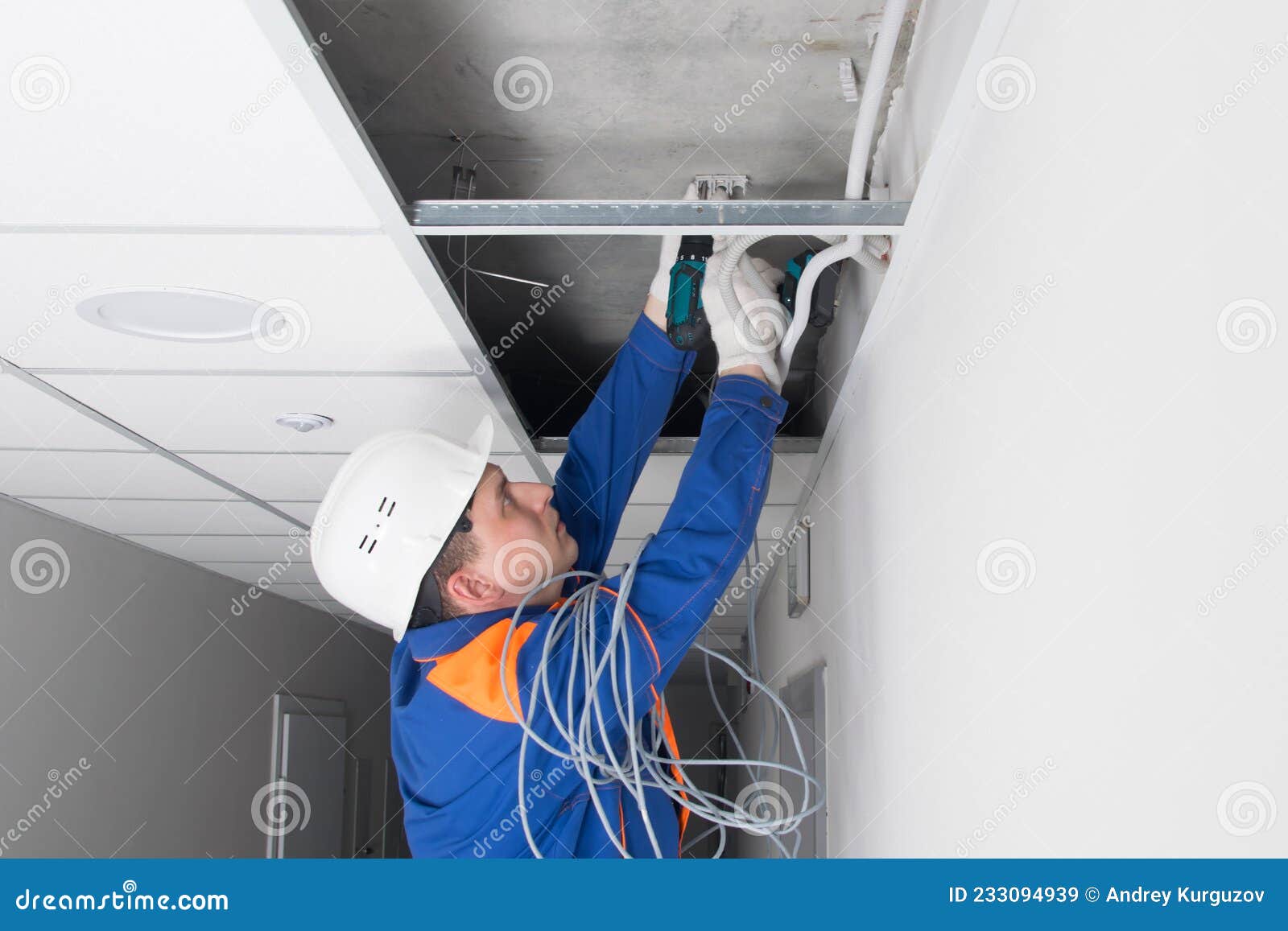 A Master for Setting Up and Installing Wired Internet, Fixes Fasteners ...