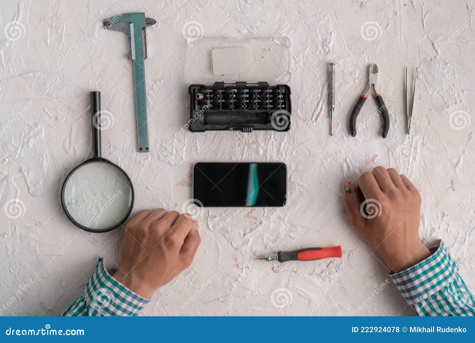 Master with Tools Repair the Broken Smartphone in the Workshops Stock ...