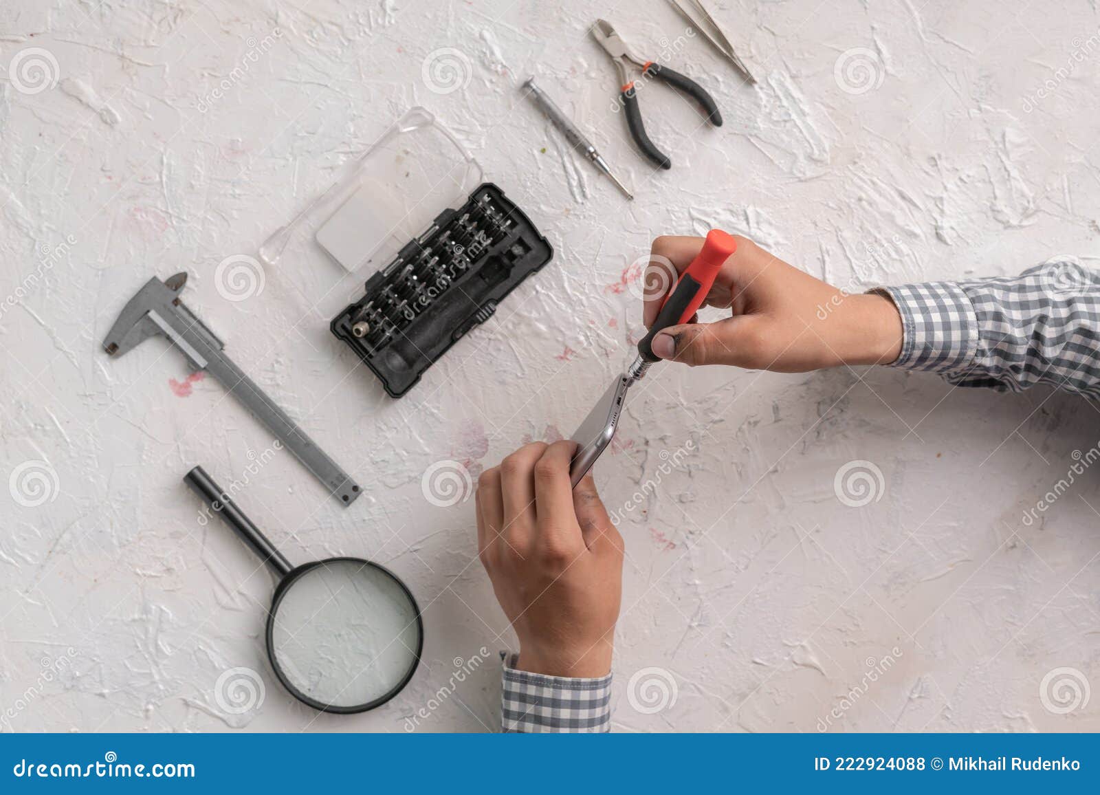 Master with Tools Repair the Broken Smartphone in the Workshops Stock ...