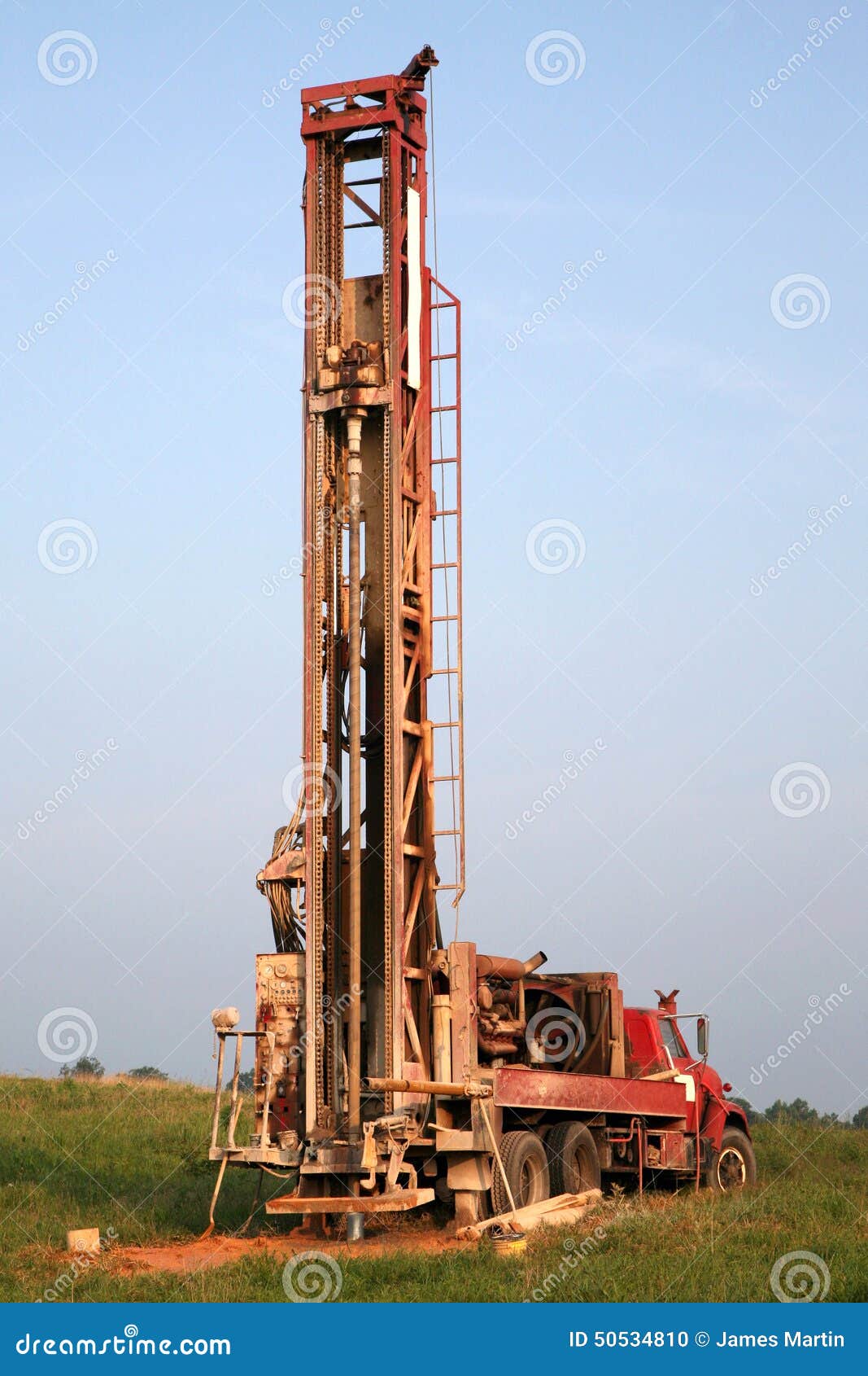 Matériel De Forage De Puits D'eau Photo stock - Image du puits, camion ...