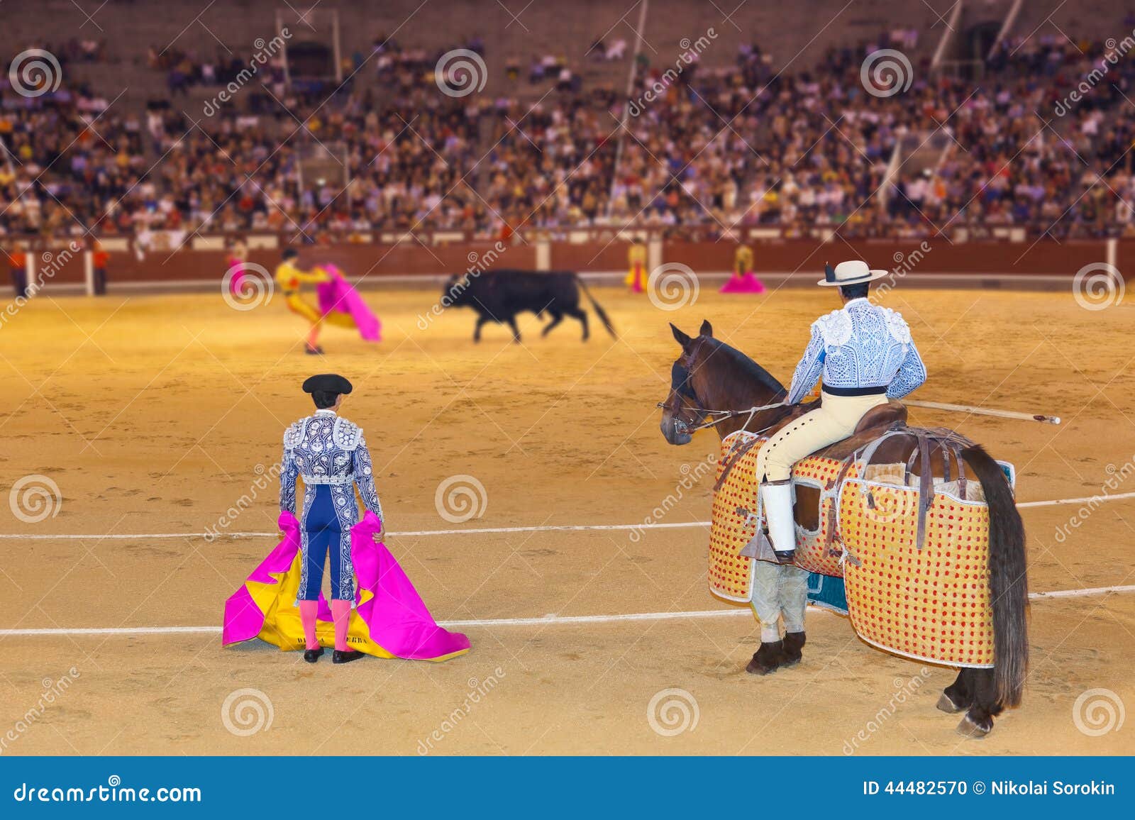 Matador E Toro Nella Tauromachia a Madrid Immagine Editoriale ...